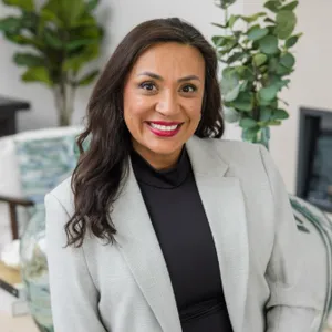 Elizabeth Minjarez, Real Estate Agent - Compass