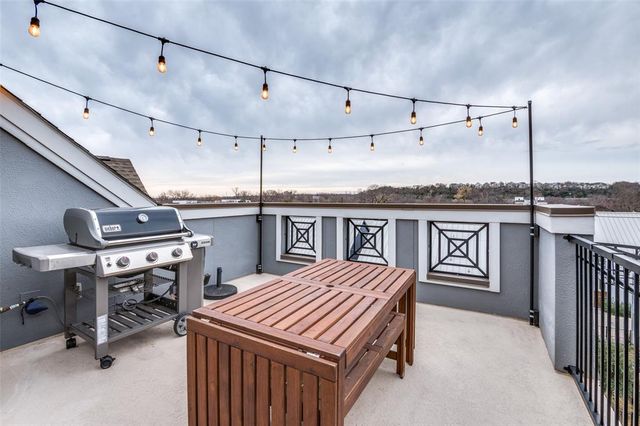 Laura Nelson, Real Estate Agent - Compass