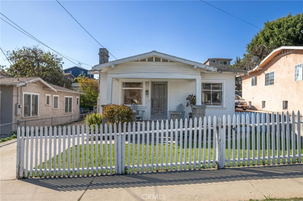 659 W 3rd St, San Pedro, CA 90731 | MLS #SB25059622 | Compass