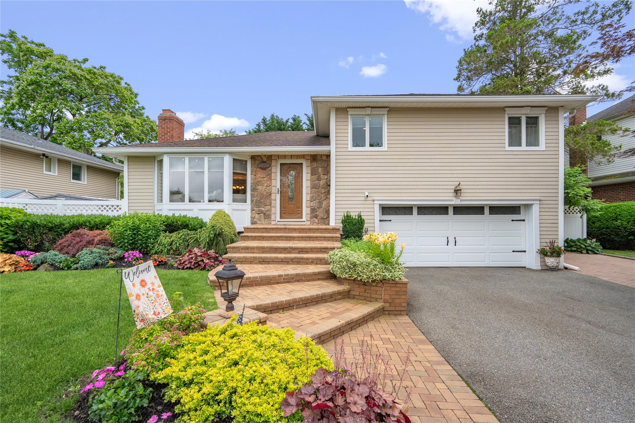 86 Phipps Ln, Plainview, NY 11803 | MLS #876239 | Compass