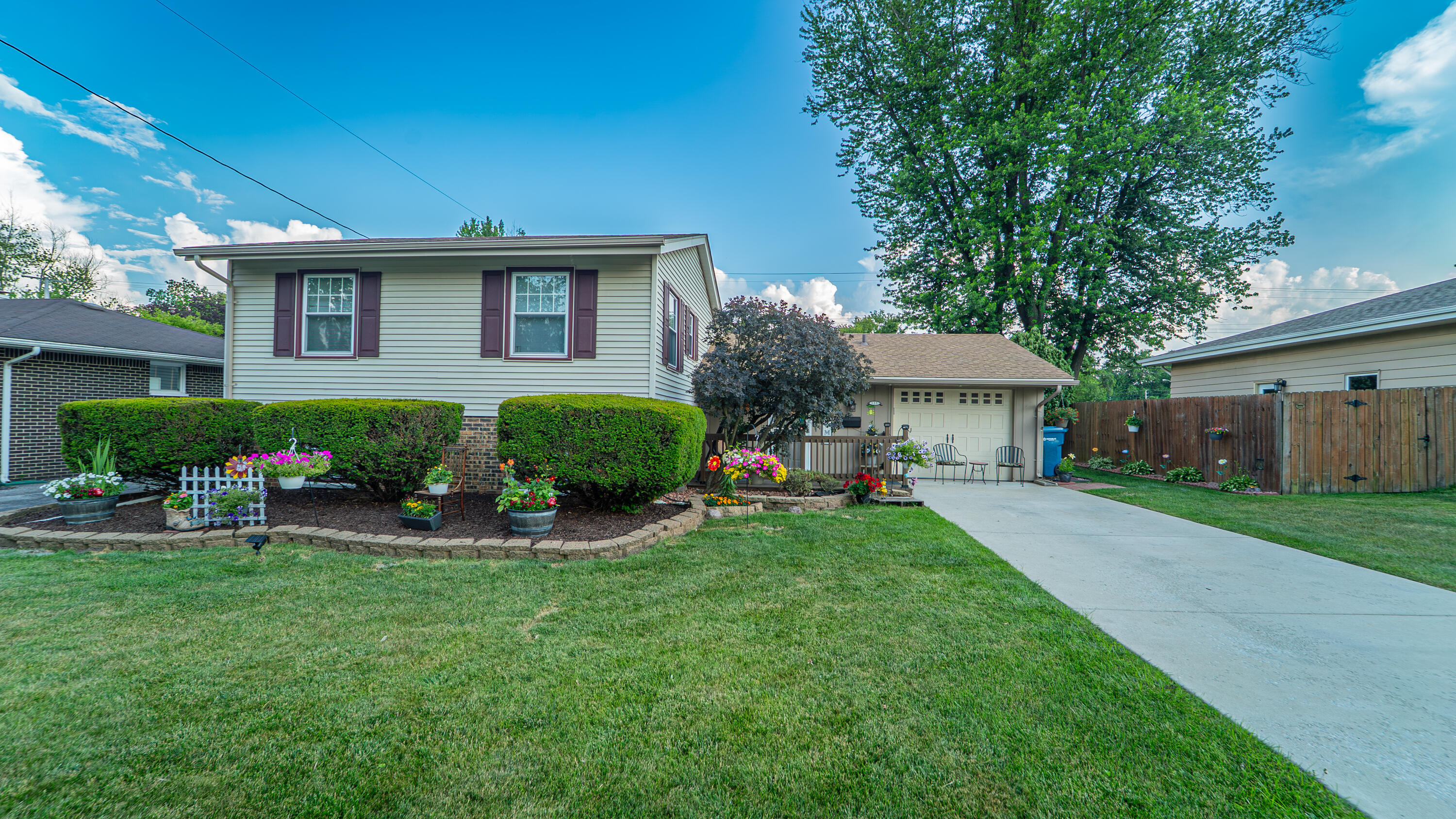 125 Minter Dr, Griffith, IN 46319 | MLS #823526 | Compass