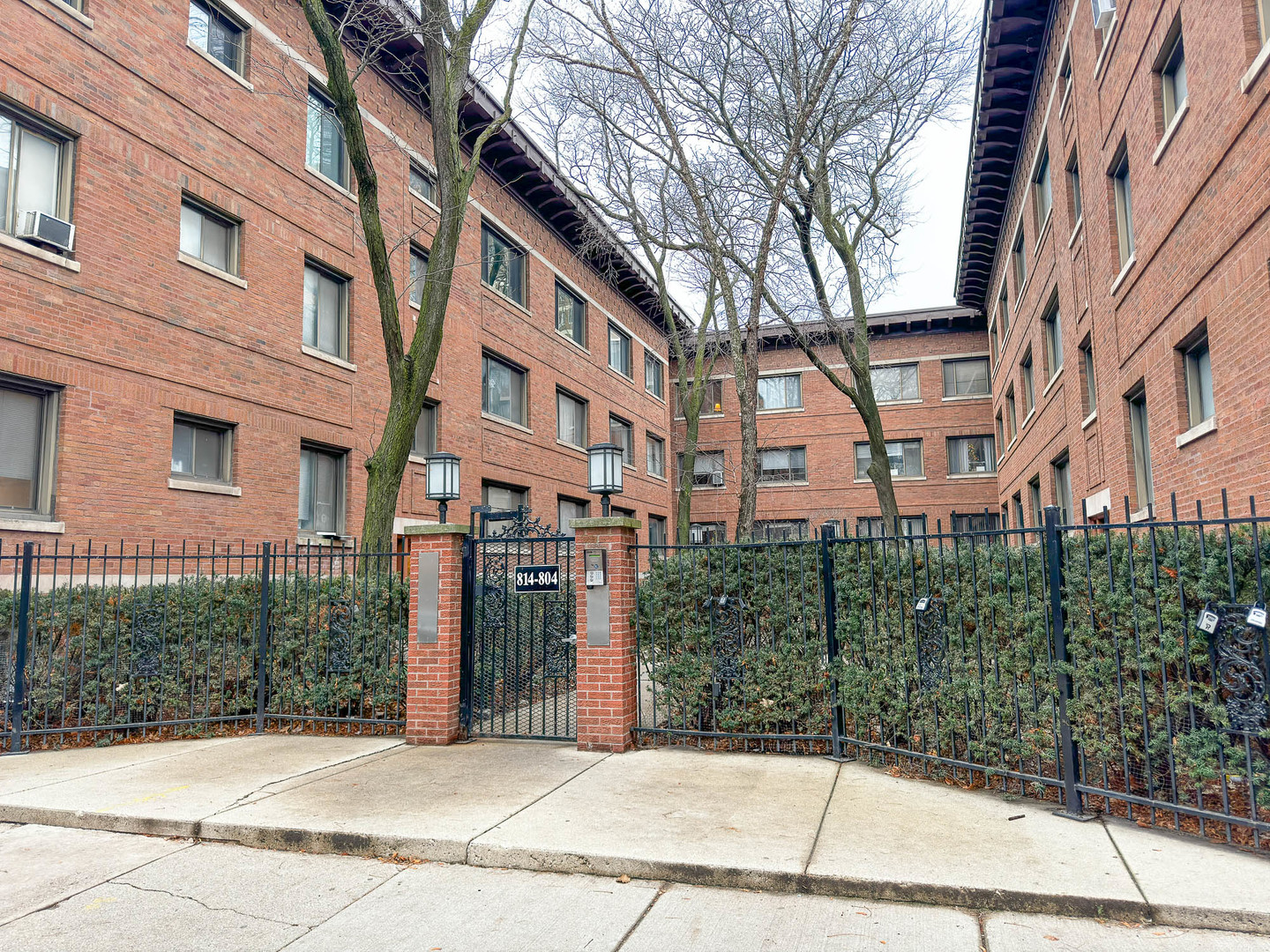 806 West Lakeside Place, Unit 302, Chicago, IL 60640 | Compass
