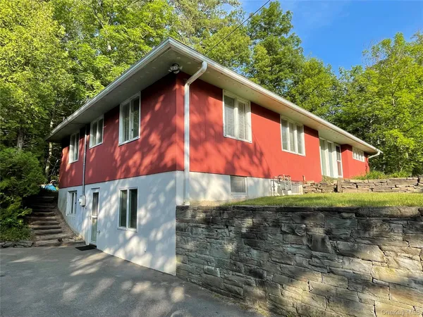 4 Bedroom Apartments for Rent in 13092, NY | Compass