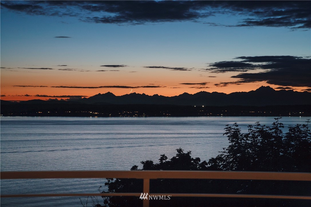 2569 Magnolia Boulevard West, Seattle, WA 98199 | Compass