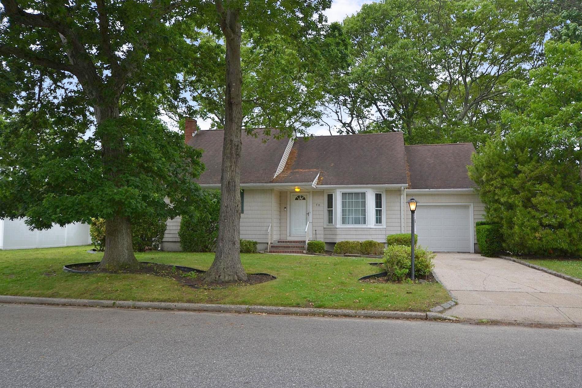 78 Avenue E, Holbrook, NY 11741 | MLS #874582 | Compass