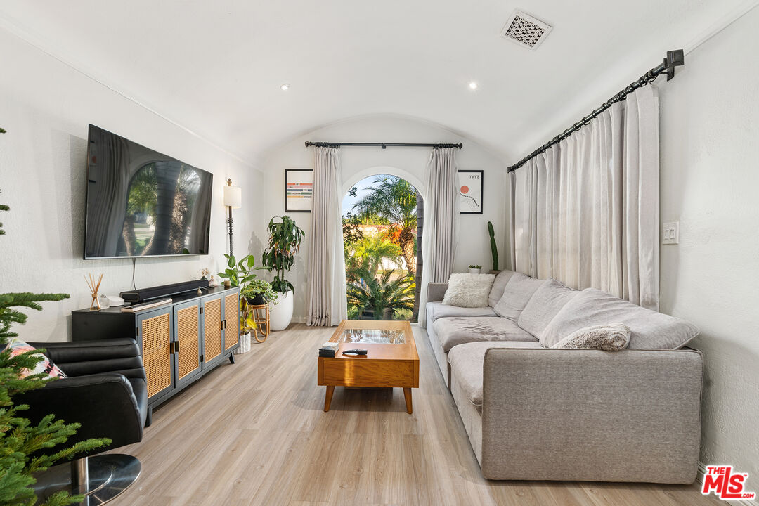 621 North Poinsettia Place, Los Angeles, CA 90036 | Compass