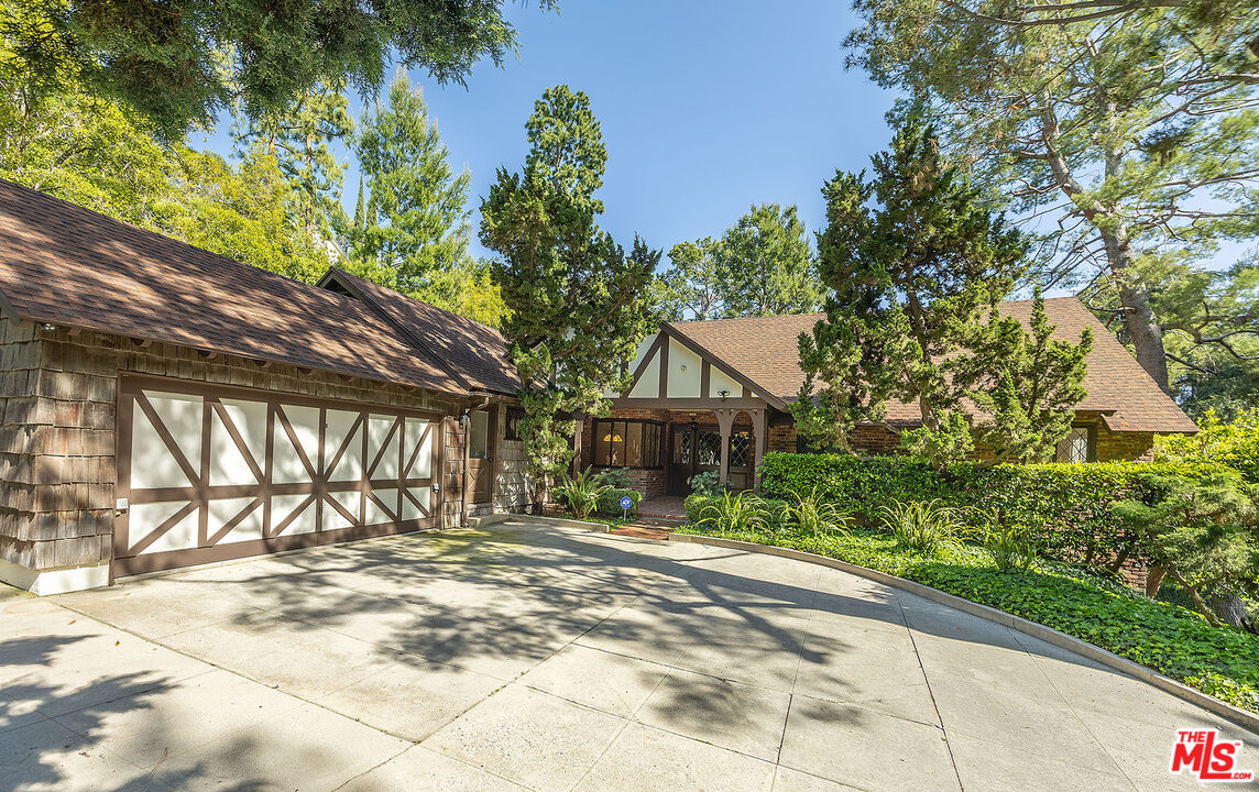 Byron Allen List 2 Beverly Hills Homes $40M | Lipstick Alley
