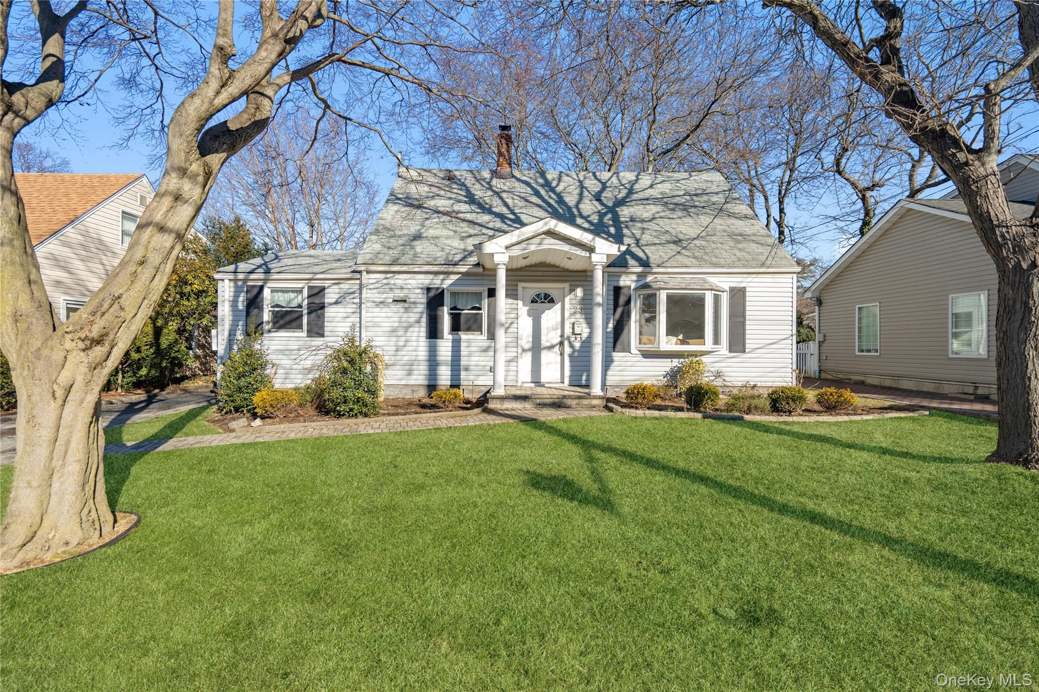 23 Harvard St, Roslyn Heights, NY 11577 | MLS #944497 | Compass