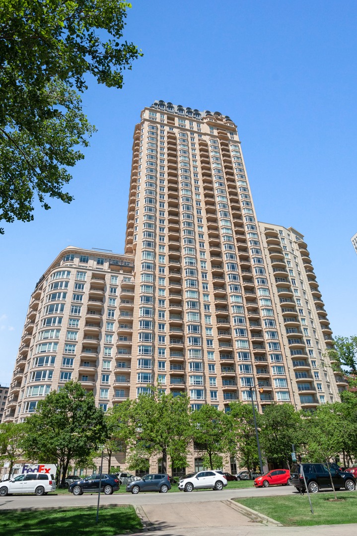 2550 North Lakeview Avenue, Unit S1805, Chicago, IL 60614 | Compass