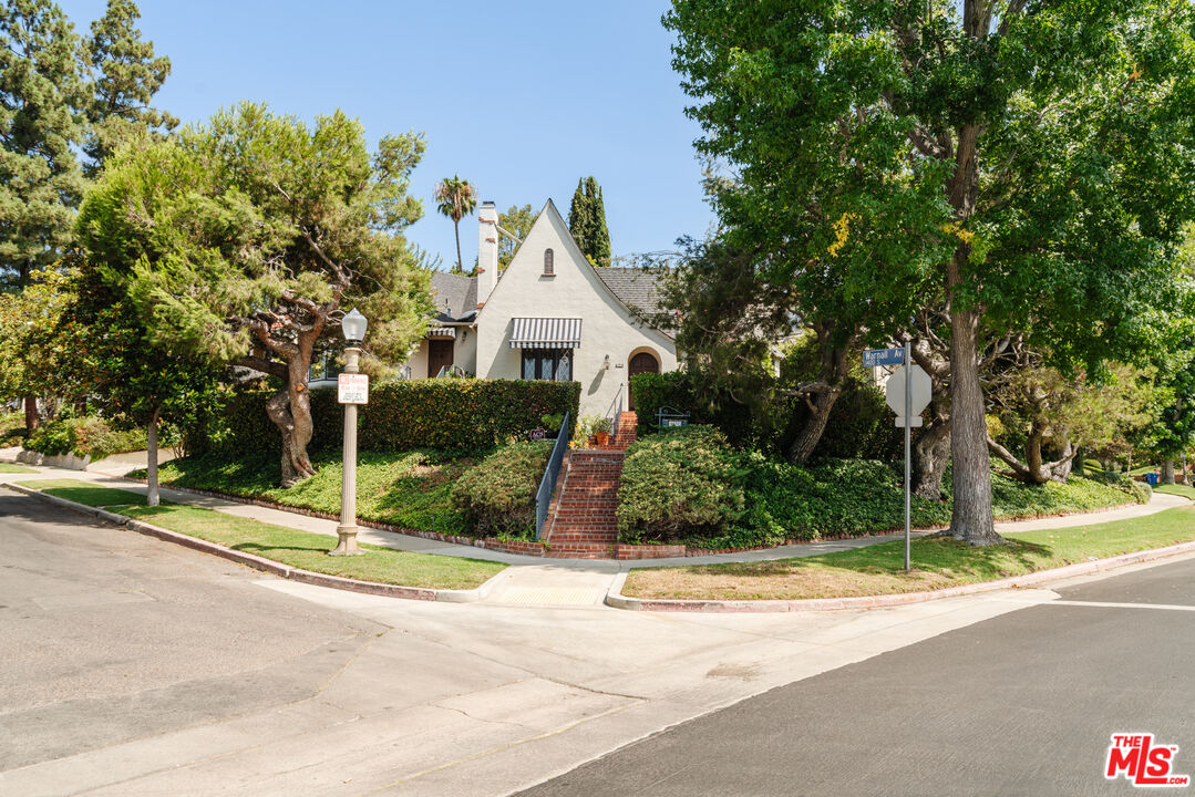 1537 Comstock Avenue, Los Angeles, CA 90024 | Compass