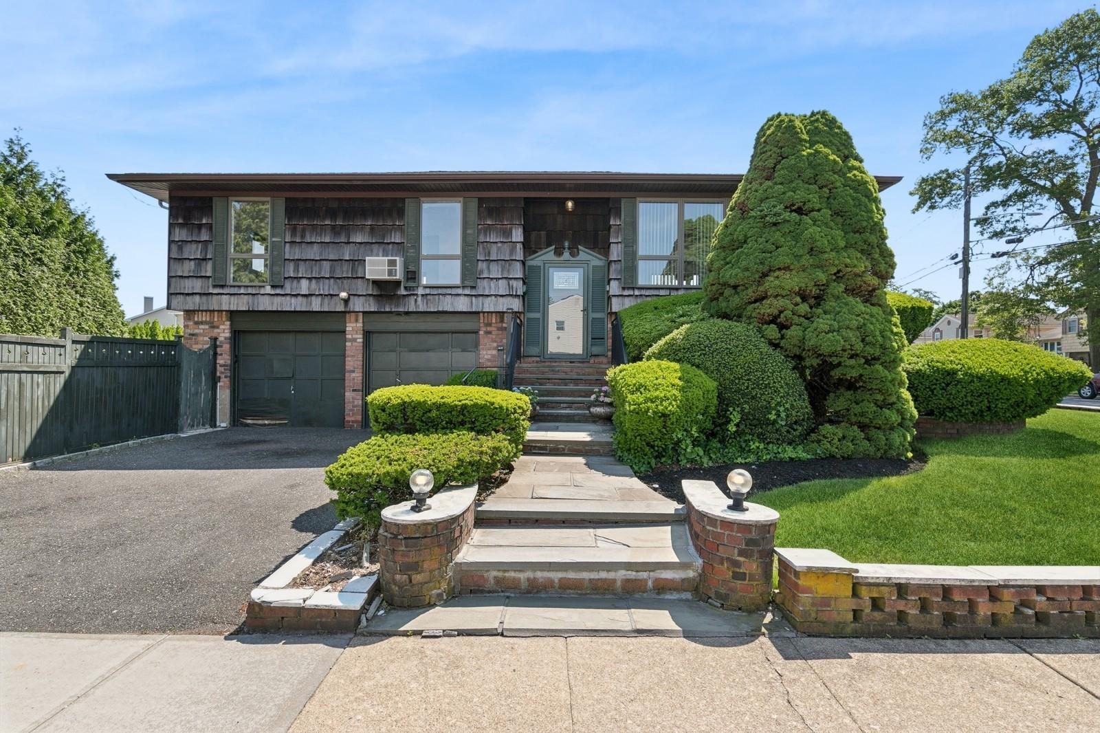 360 Robyn Pl, East Meadow, NY 11554 | MLS #868937 | Compass