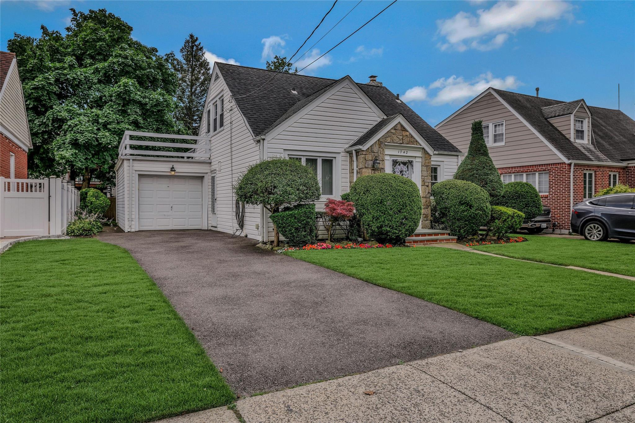 1742 W End Ave, New Hyde Park, NY 11040 | MLS #884751 | Compass