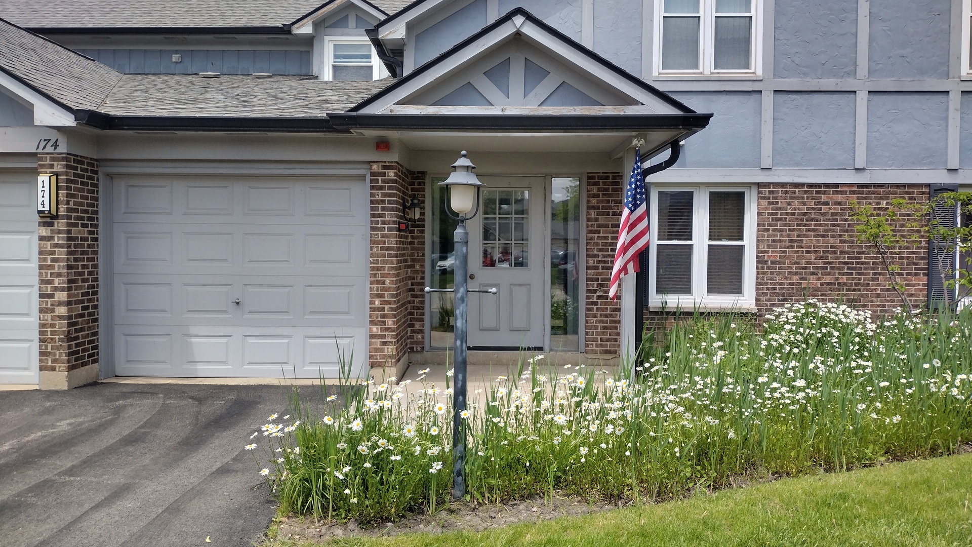 174 Grove Ave, Unit B, Des Plaines, IL 60016 | MLS #12352420 | Compass