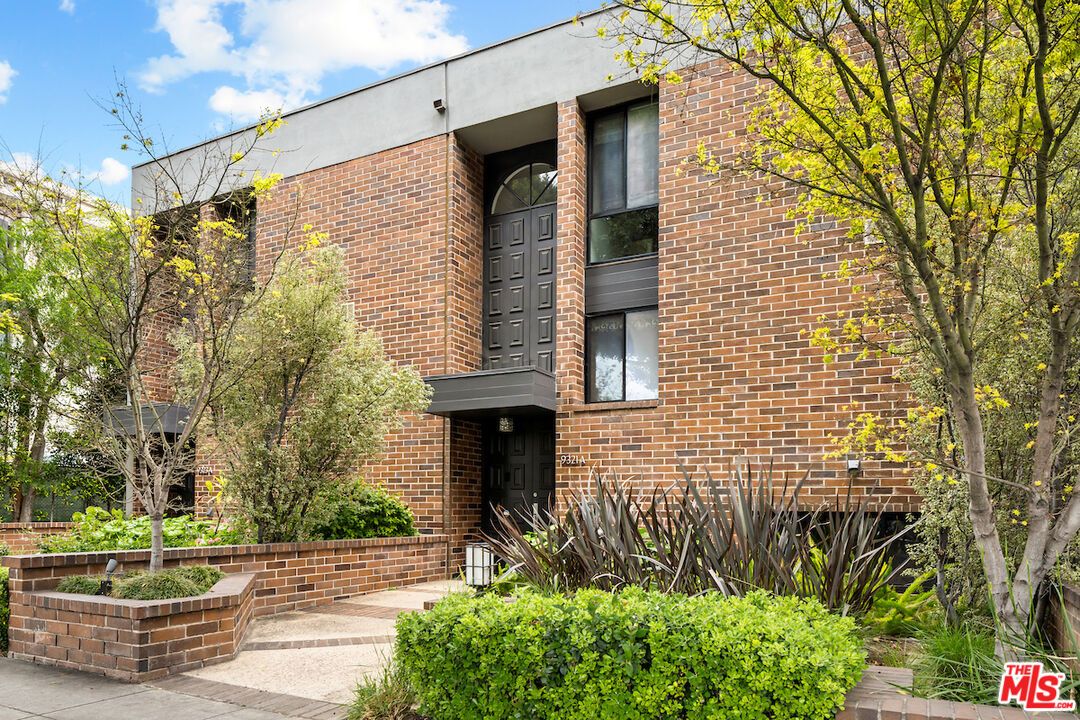 9321 Burton Way, Unit A, Beverly Hills, CA 90210 | MLS #25529383 | Compass