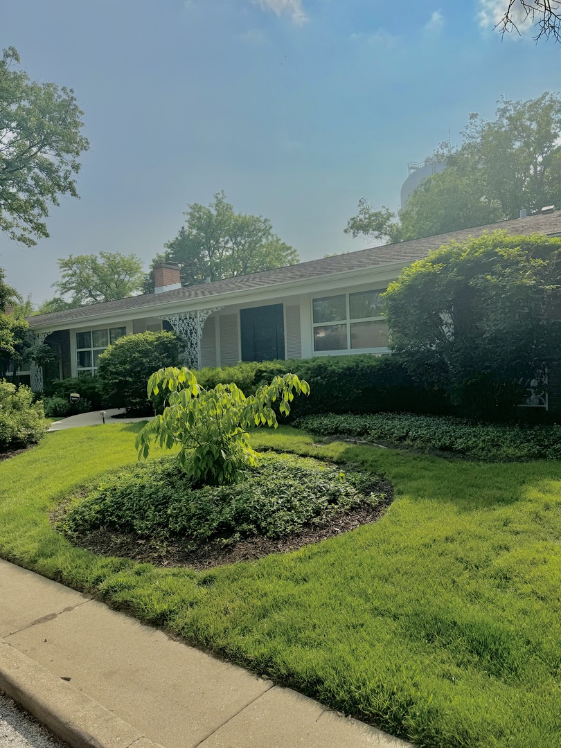 608 Carriage Hill Dr, Glenview, IL 60025 | MLS #12393094 | Compass