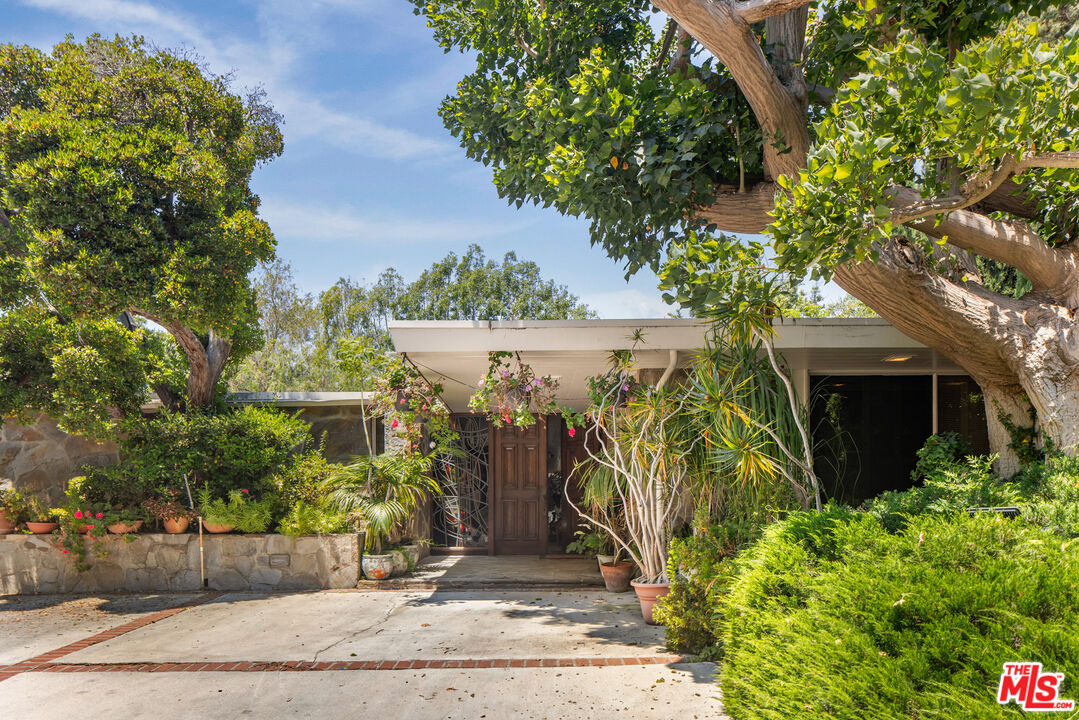 1018 North Crescent Drive, Beverly Hills, CA 90210 | MLS #24-414523 ...