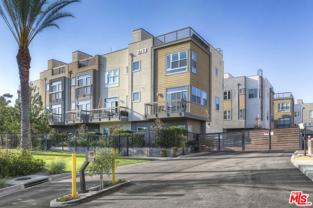 2753 Waverly Drive, Unit 302, Los Angeles, CA 90039 | Compass
