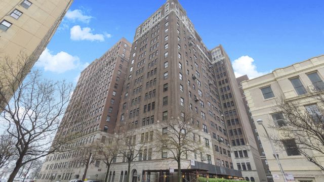 415 W Aldine Ave in Chicago, IL | Compass